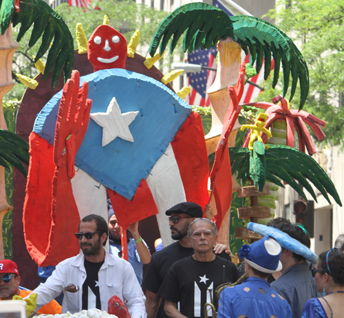 NY desfile de Puerto Rico rinde homenaje a héroes del huracán – People ...
