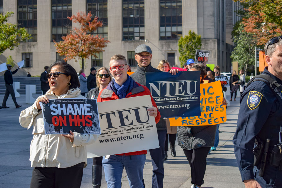 Federal workers protest Trump’s “impasse” at Health and Human Services ...