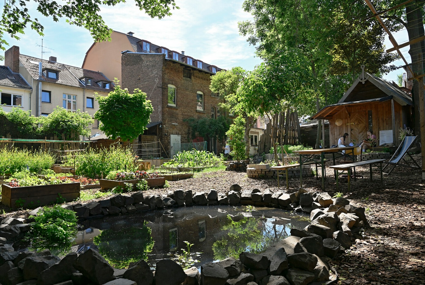 Collectivizing and yanking art out of its commodified prison: The ...