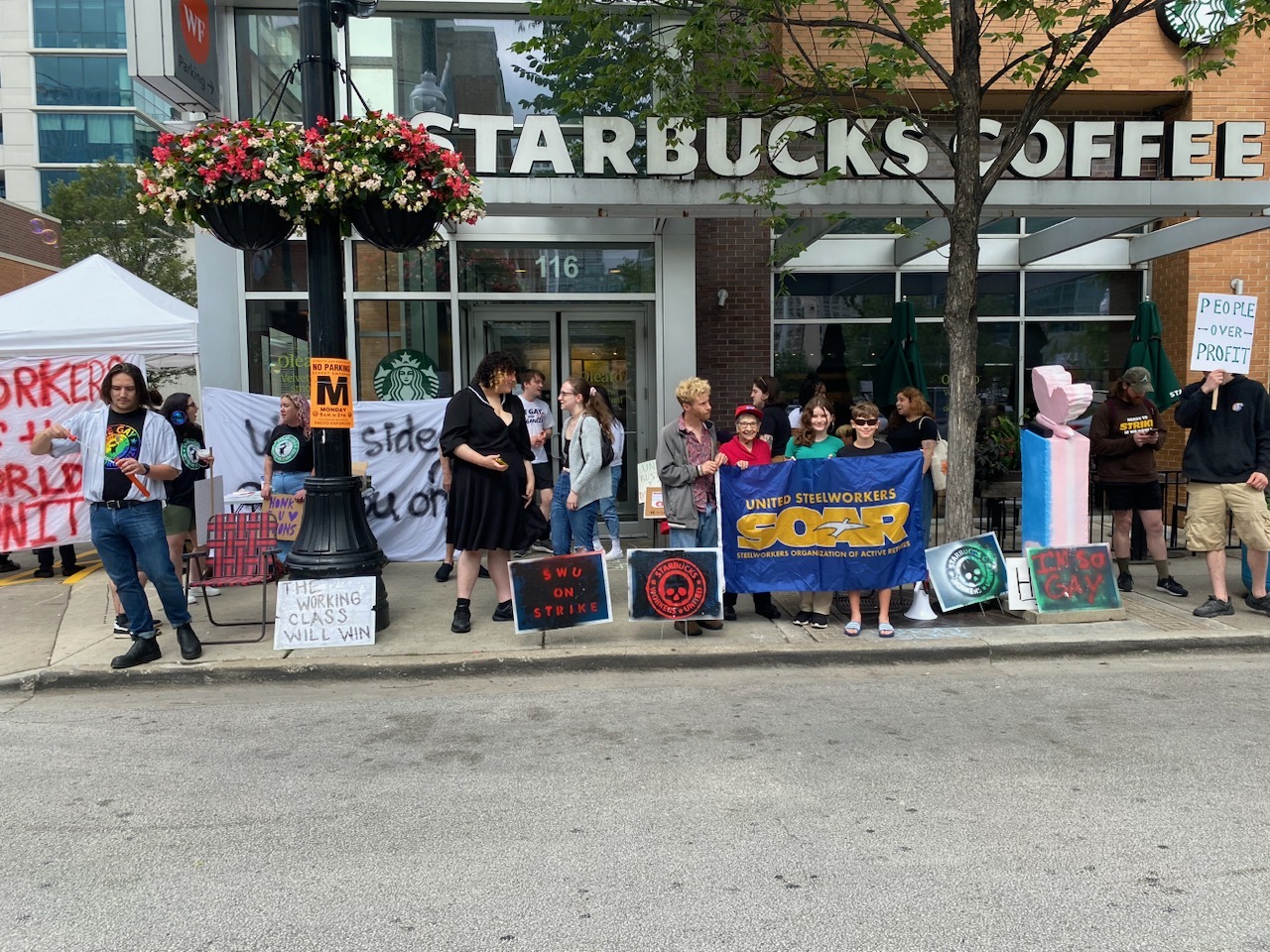 104-year-old labor veteran Bea Lumpkin rallies Starbucks strikers in ...