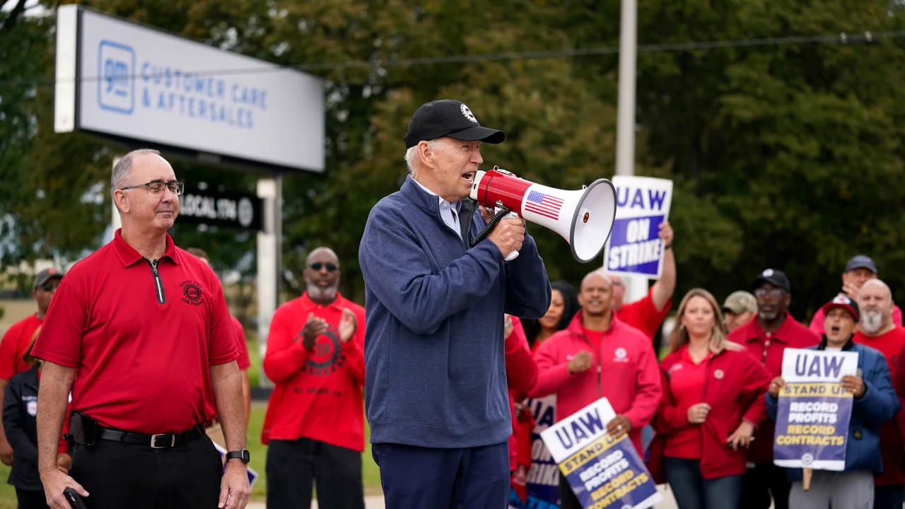 In historic action, President Biden joins the UAW picket line – People ...