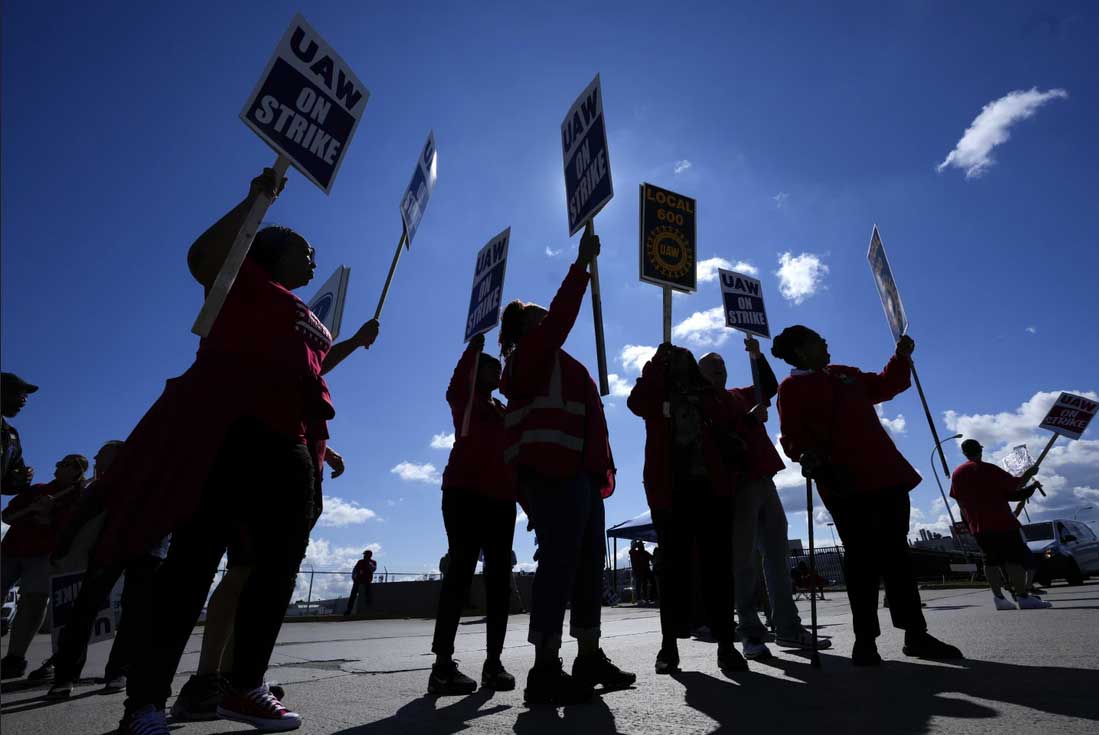 In historic action, President Biden joins the UAW picket line – People ...