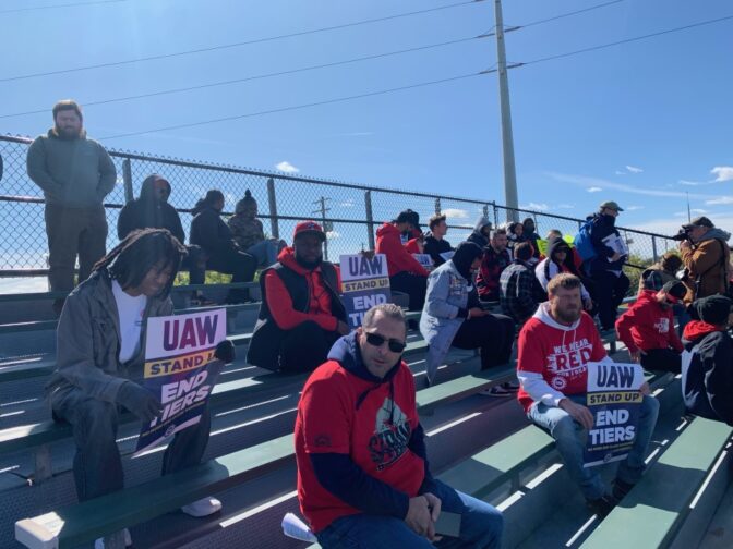 Detroit auto workers rally in solidarity with temp workers – People's World