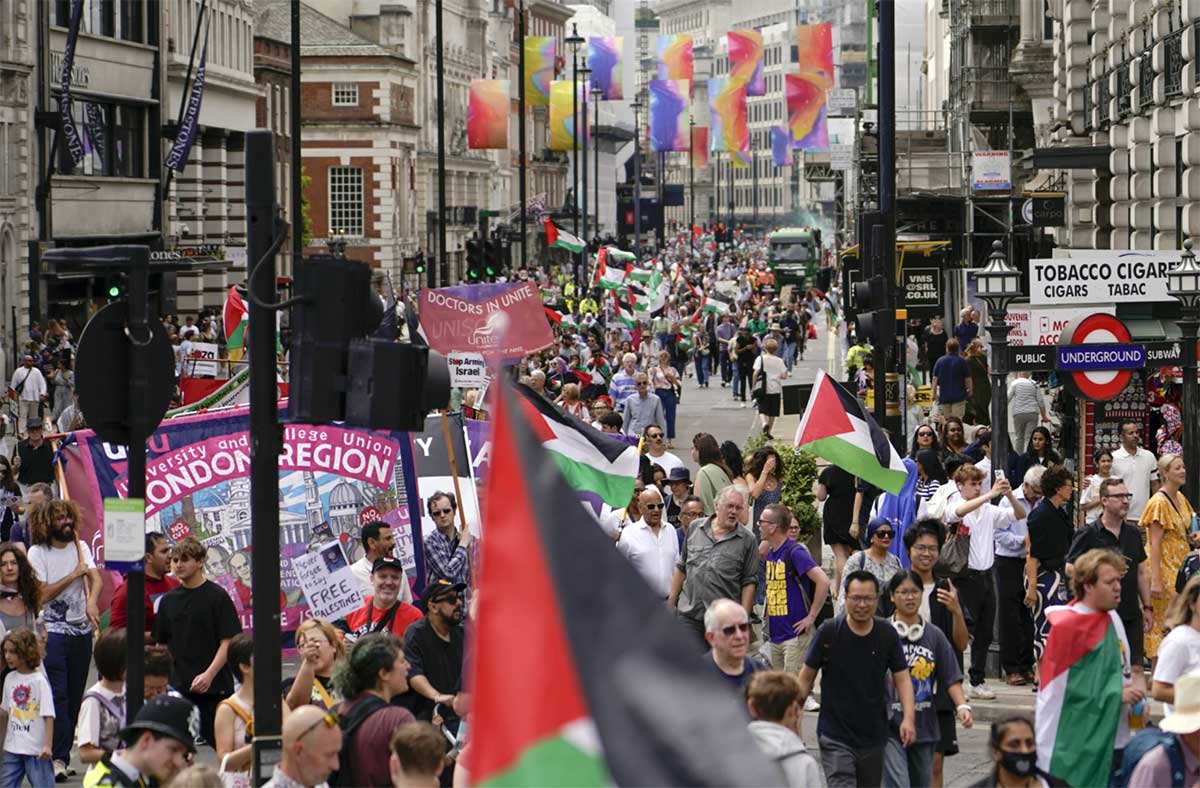 Fascists rampage across the U.K. targeting Muslims and refugees ...