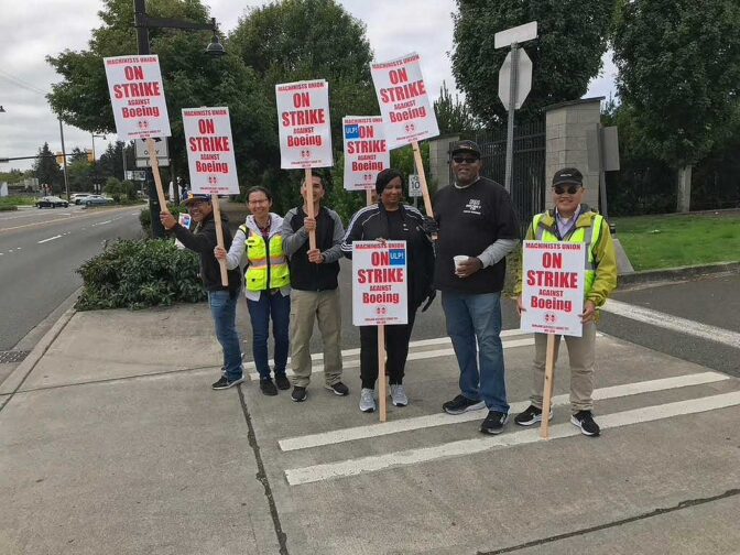 More than 30,000 Boeing unionized Machinist aircraft workers out on ...