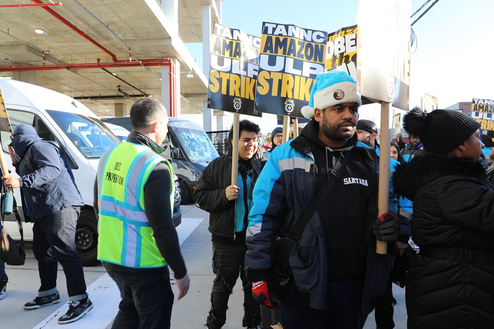 Labor militancy erupts in New York in runup to the holidays – People's ...