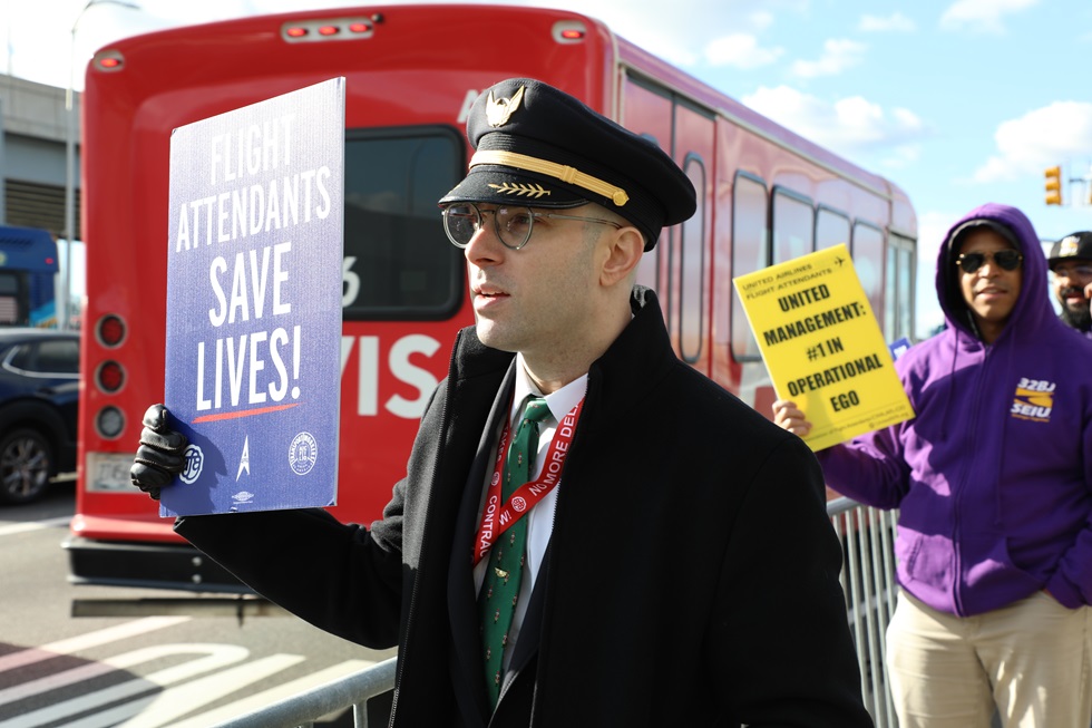 Labor militancy erupts in New York in runup to the holidays – People's ...