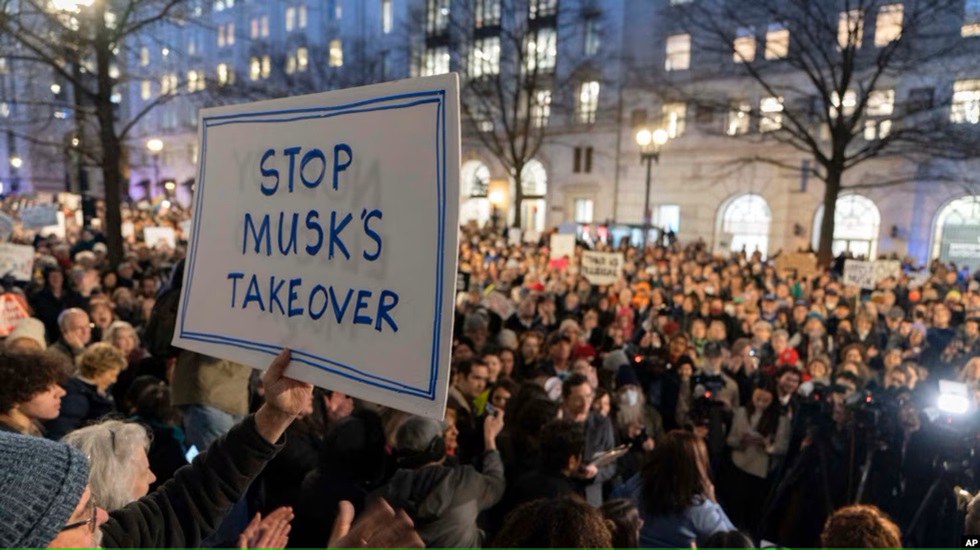 Thousands mass at Treasury Department to demand end to Musk coup ...