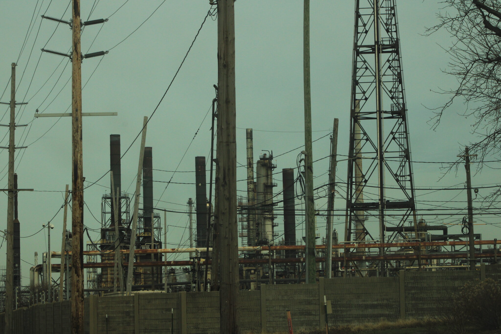 Lockout at largest inland oil refinery continues – People's World